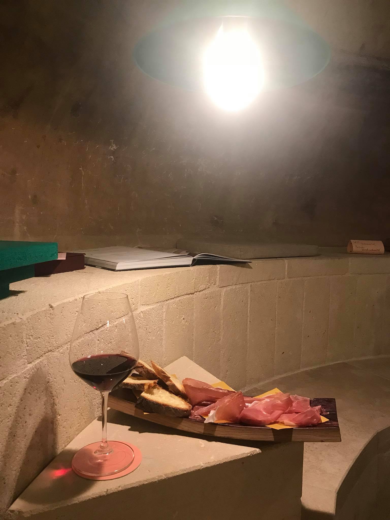 意大利南部： 洞穴酒吧！太酷了！建在Matera馬泰拉古城 Sassi 石頭屋內的 Enoteca dai Tosi！